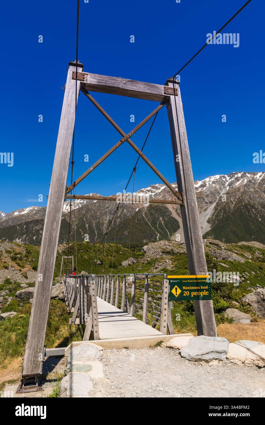 Suspension bridge on the Hooker Valley Track, Aoraki Mount Cook ...