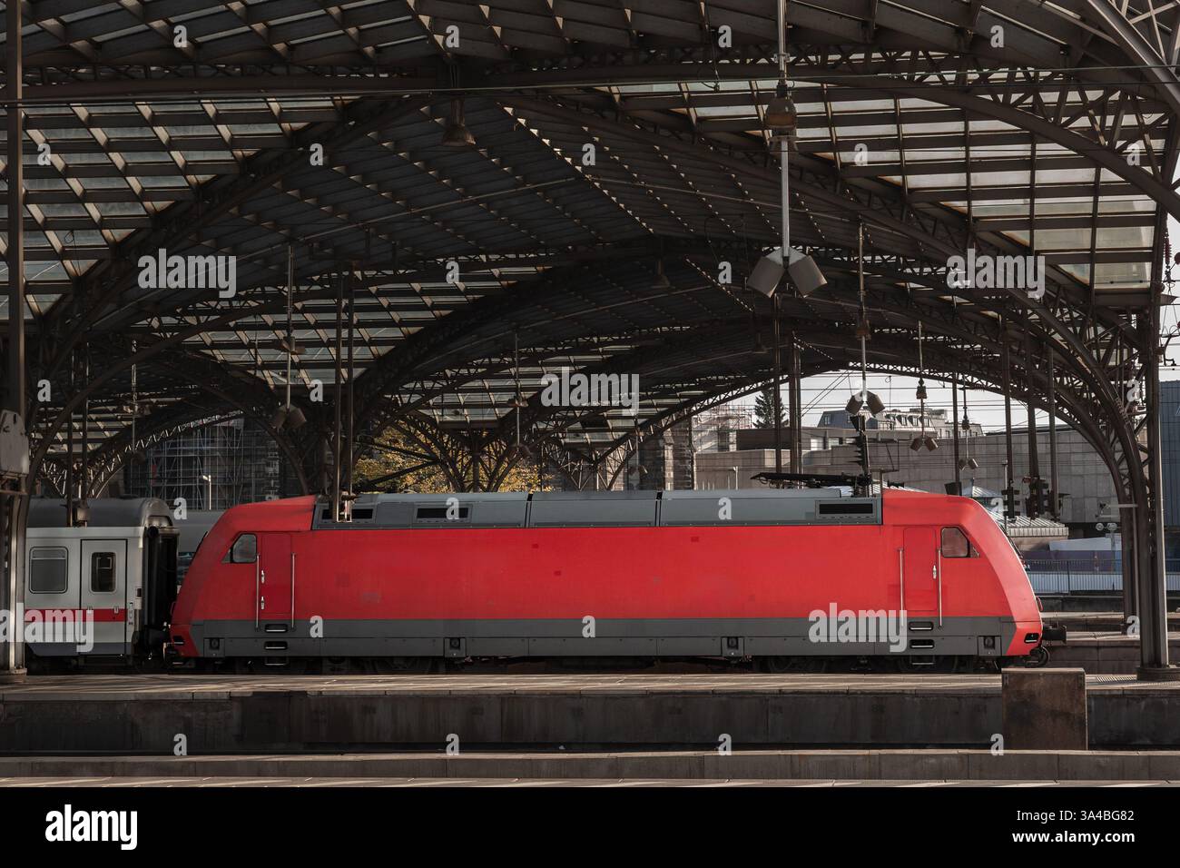 German electric locomotive at Cologne Hauptbahnhof station platform ...