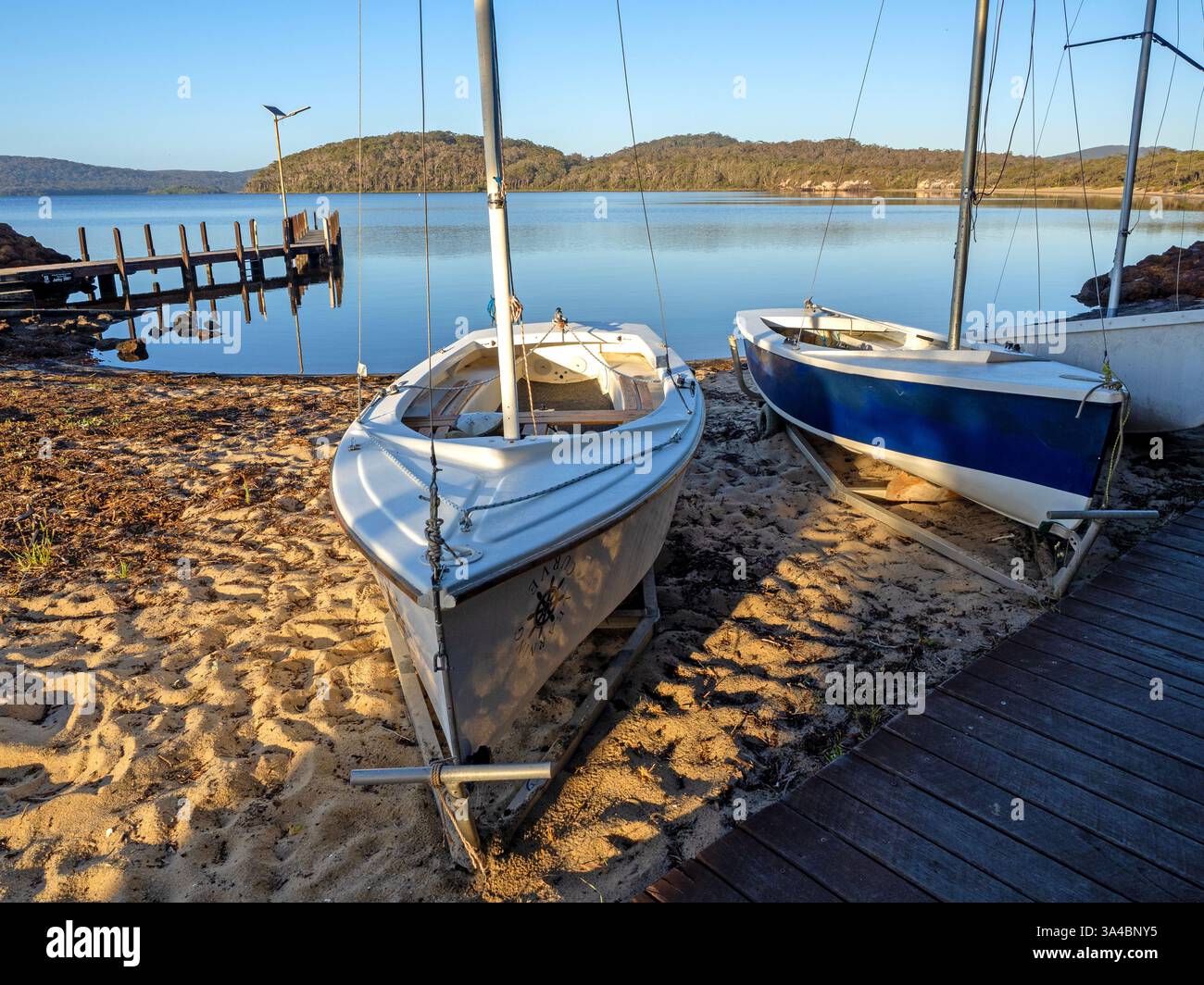 Boats on Coalmine Beach on Nornalup Inlet, Walpole Stock Photo - Alamy