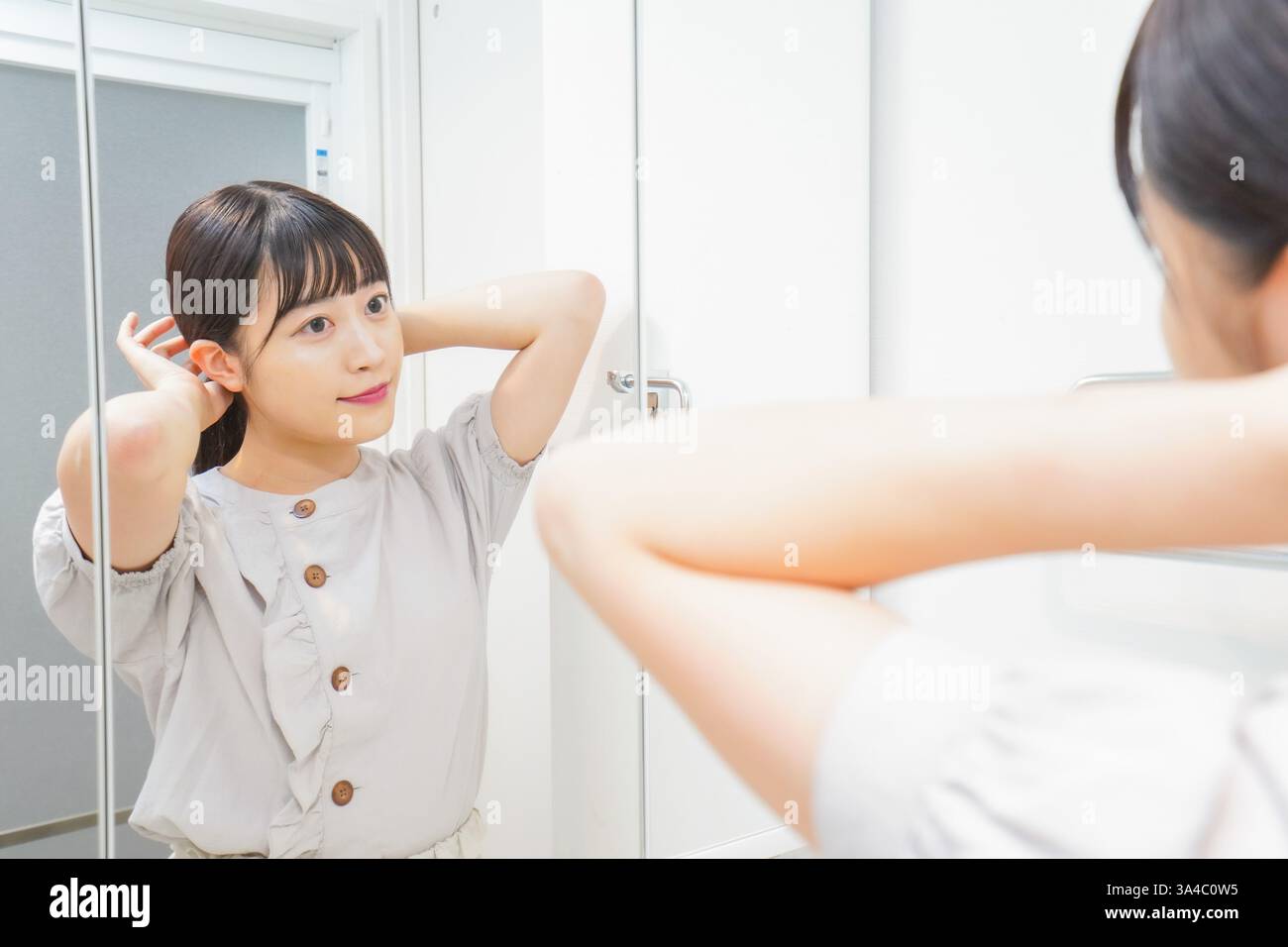 Young woman setting her hair Stock Photo - Alamy