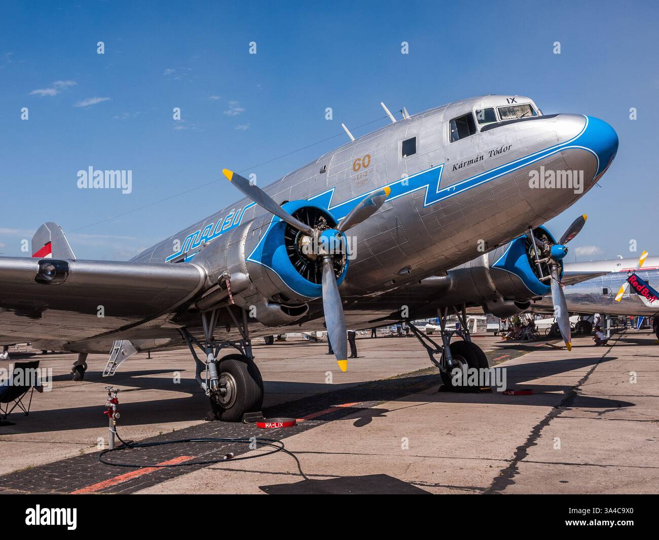 Passazhirskiy samolyot hi-res stock photography and images - Alamy