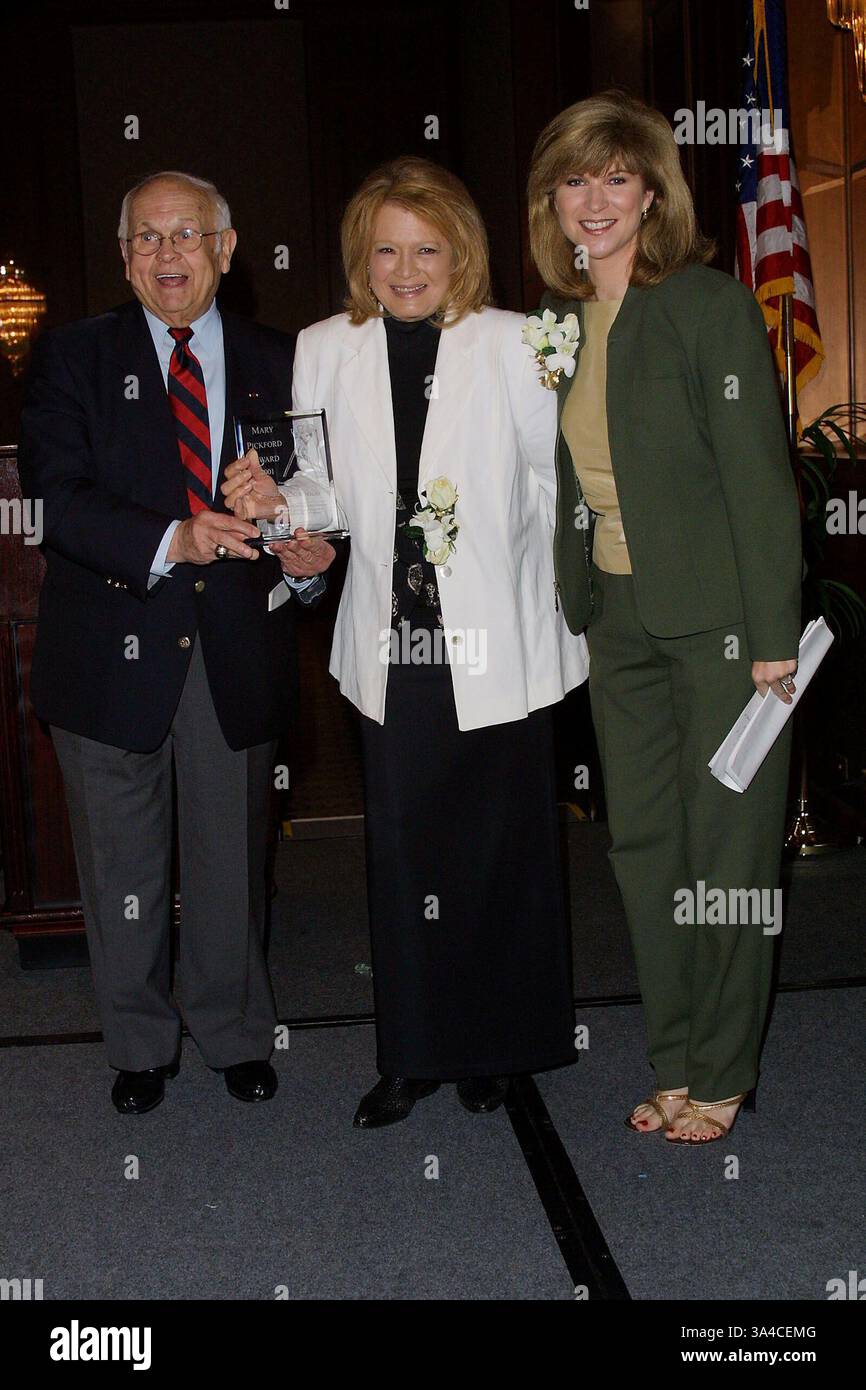 Oct 17 2001 9th Women Of Distinction Awards Honores Angie Dickinson