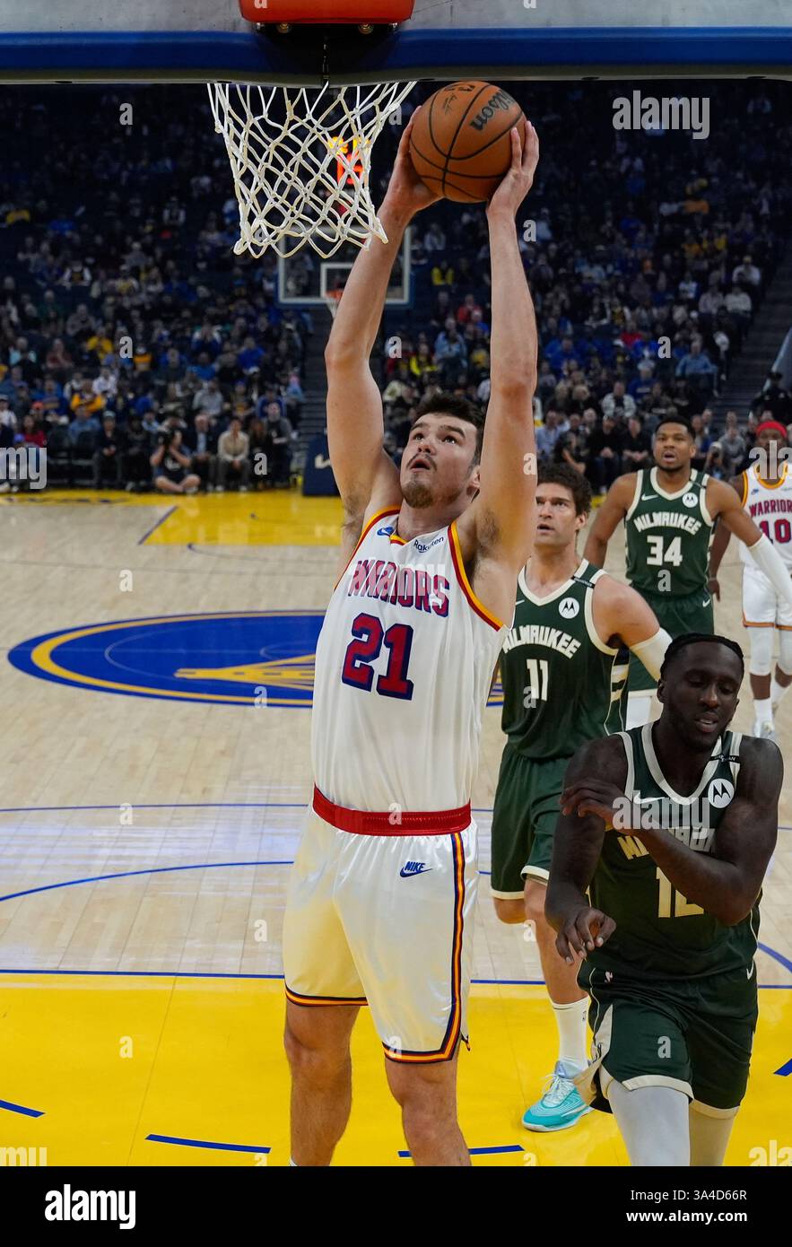 Golden State Warriors center Quinten Post (21) dunks next to Milwaukee ...