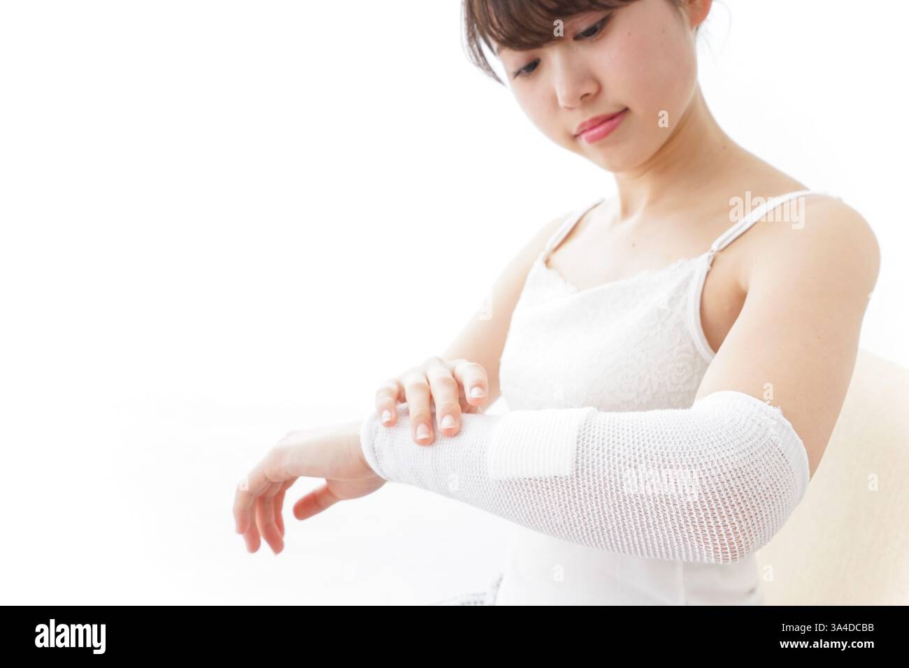 Woman with arm injury Stock Photo - Alamy