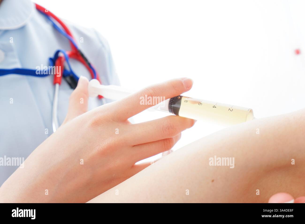 Doctor giving an injection Stock Photo - Alamy