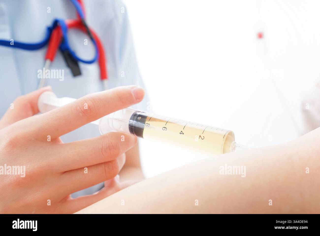 Doctor giving an injection Stock Photo - Alamy