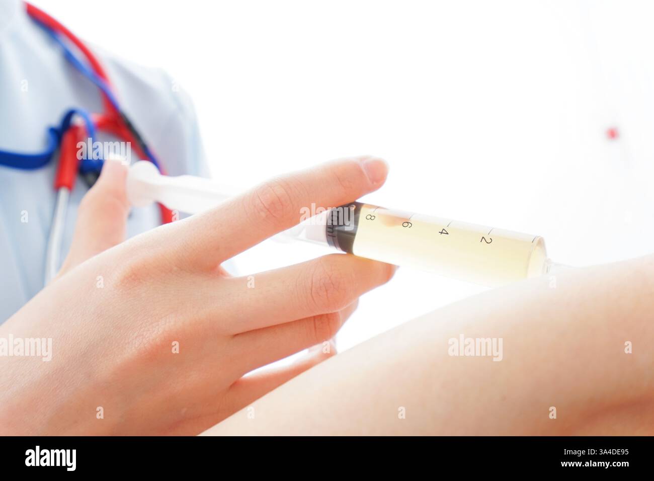 Doctor giving an injection Stock Photo - Alamy
