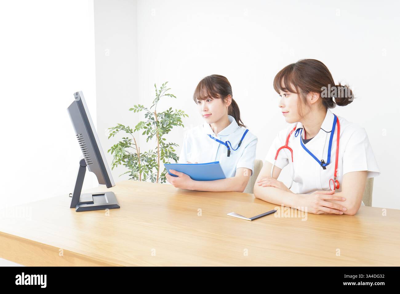 Doctor and nurse giving briefing Stock Photo - Alamy