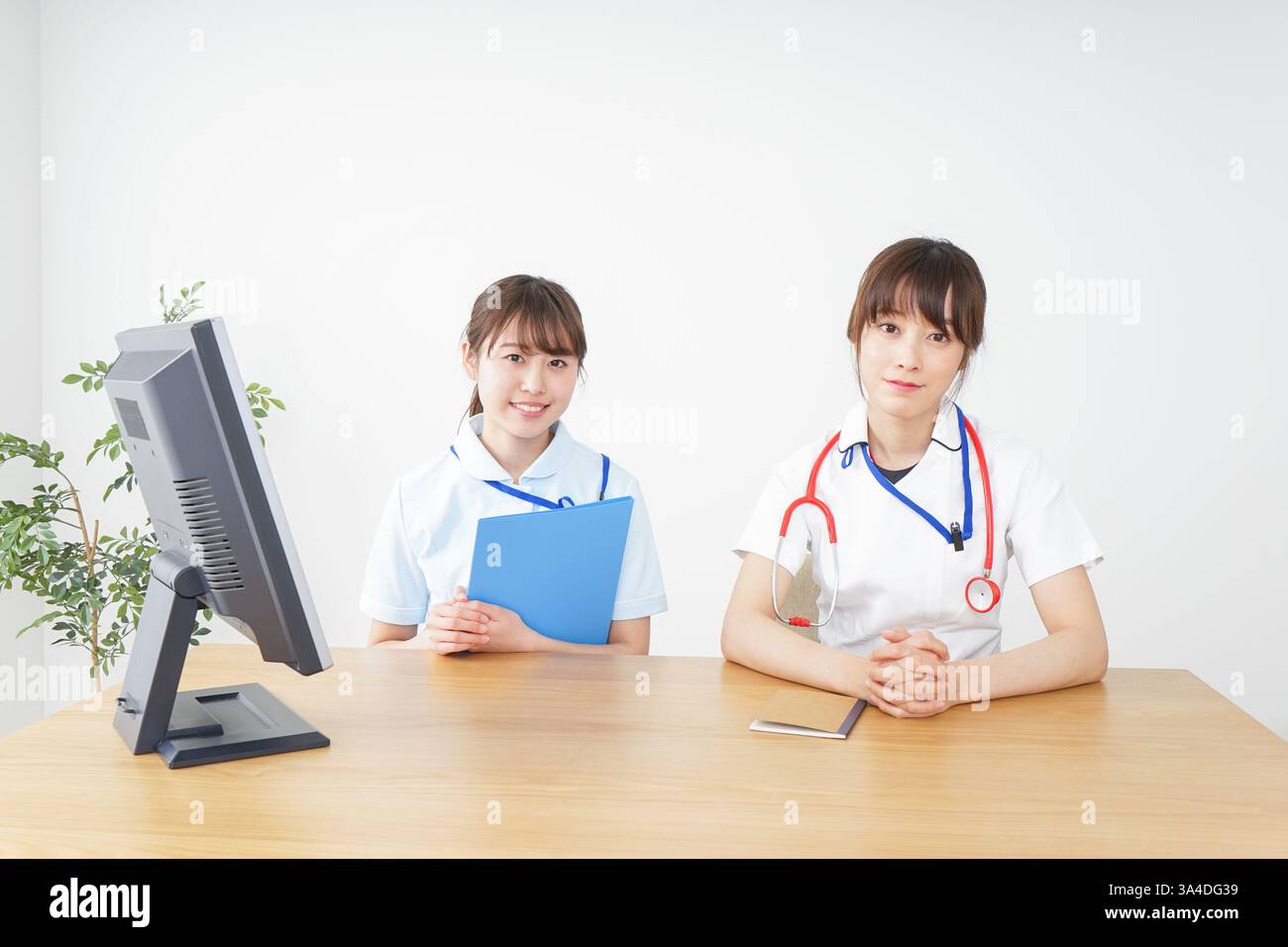Doctor and nurse giving briefing Stock Photo - Alamy