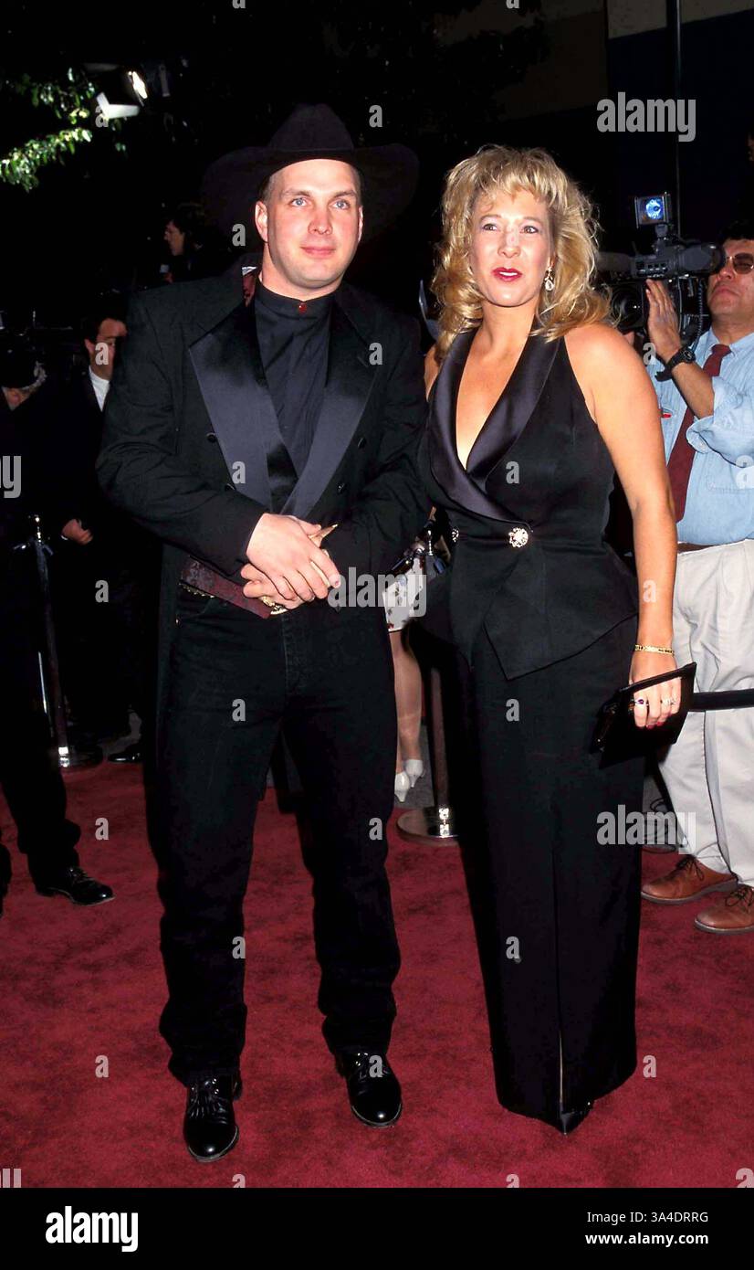 Feb. 7, 2006 - K4156LR.People's Choice Awards.Garth Brooks and wife ...