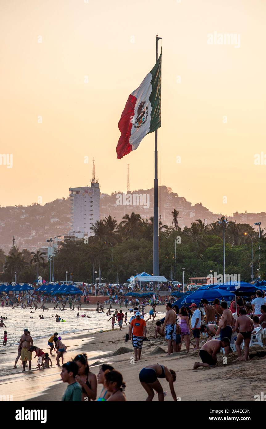 Large mexican flag hi-res stock photography and images - Alamy
