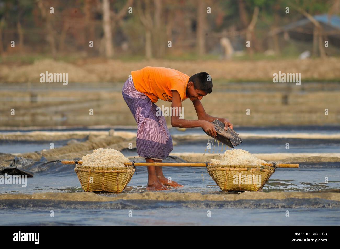Women making salt from sea hi-res stock photography and images - Alamy
