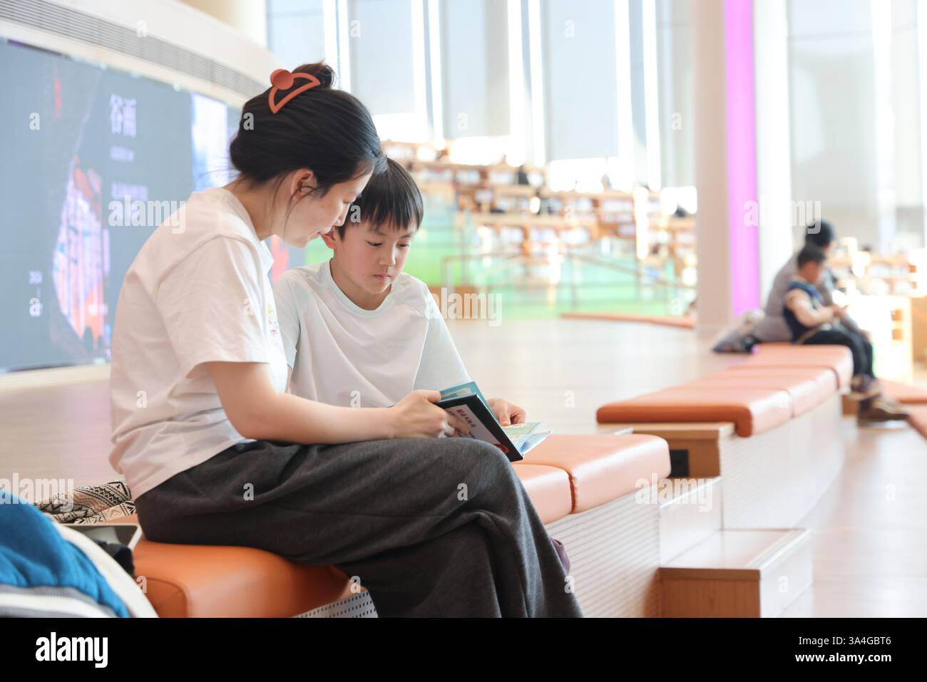 **CHINESE MAINLAND, HONG KONG, MACAU AND TAIWAN OUT** People read books ...