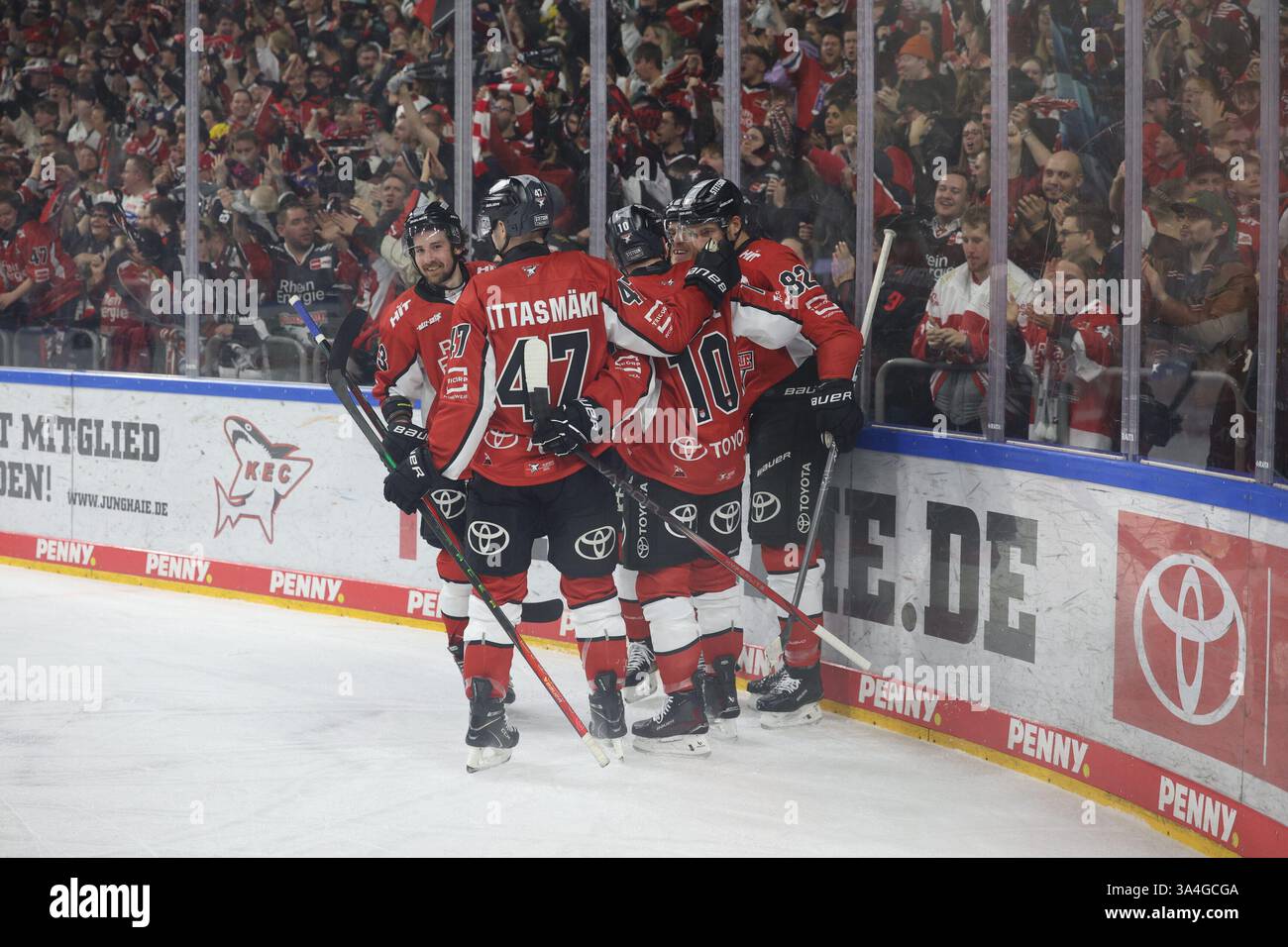 Jubel nach dem Tor zum 4:2 für Köln v.l. Adam Almquist (Koelner Haie ...