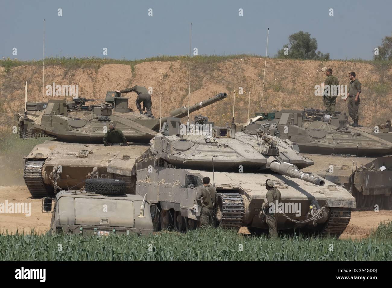 SOUTHERN ISRAEL, ISRAEL - MARCH 18: Israeli soldiers perform ...