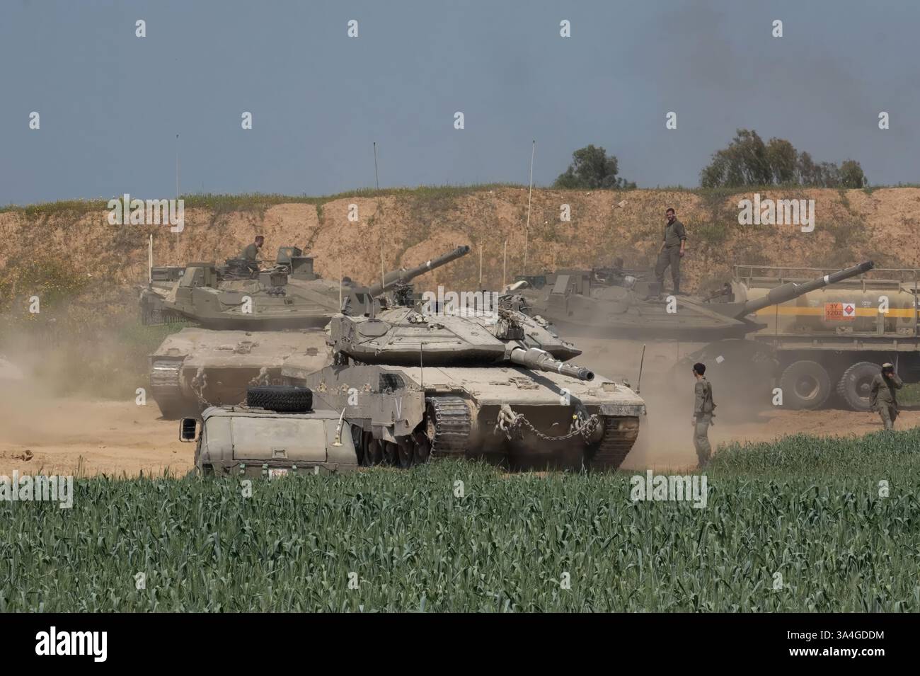 SOUTHERN ISRAEL, ISRAEL - MARCH 18: Israeli soldiers perform ...