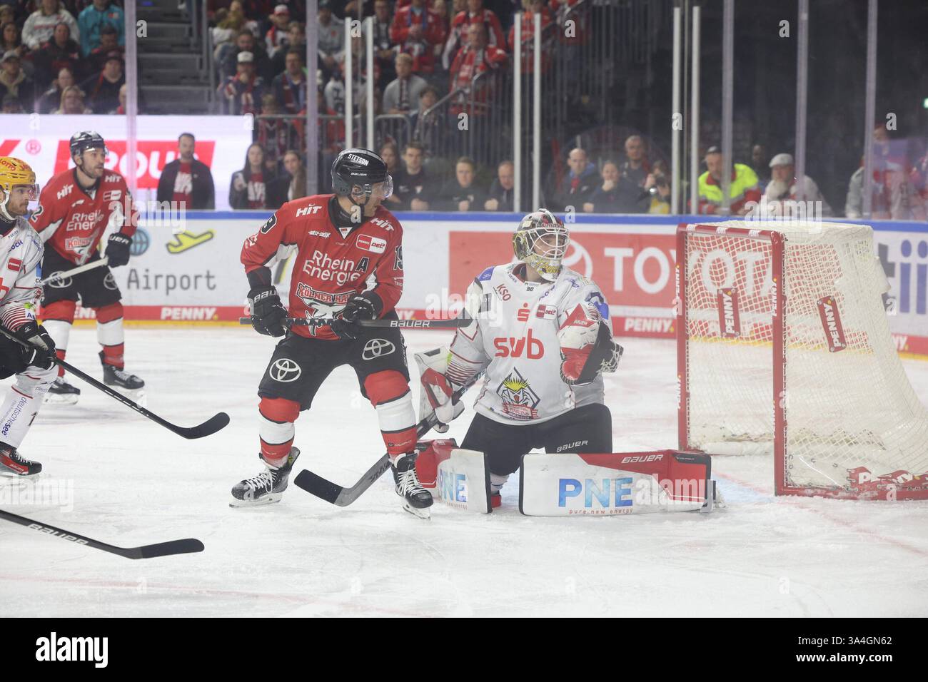 v.l. Frederik Storm (Koelner Haie, #19), Kristers Gudlevskis (Pinguins ...