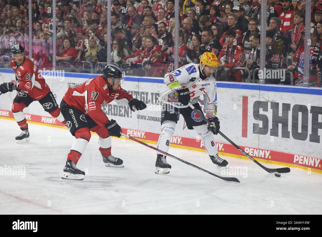 Koeln, Deutschland. 18th Mar, 2025. v.l. Moritz Mueller (Koelner Haie ...
