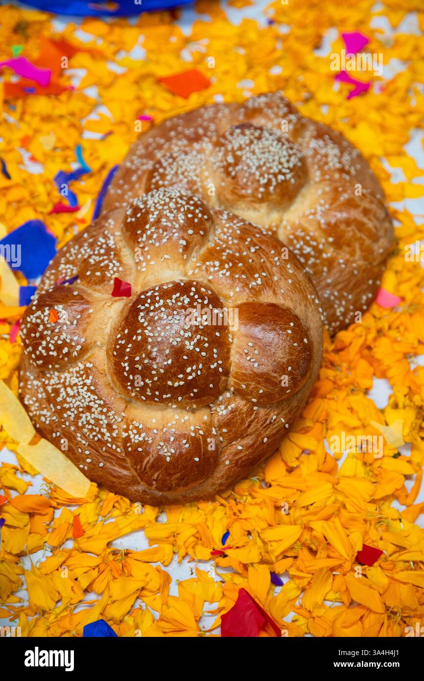 Traditional Mexican bread of the dead for the Day of the Dead ...
