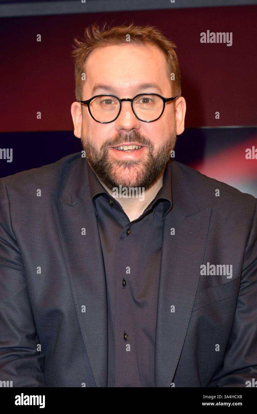 Paul Ronzheimer in der ARD-Talkshow maischberger im Studio Berlin ...