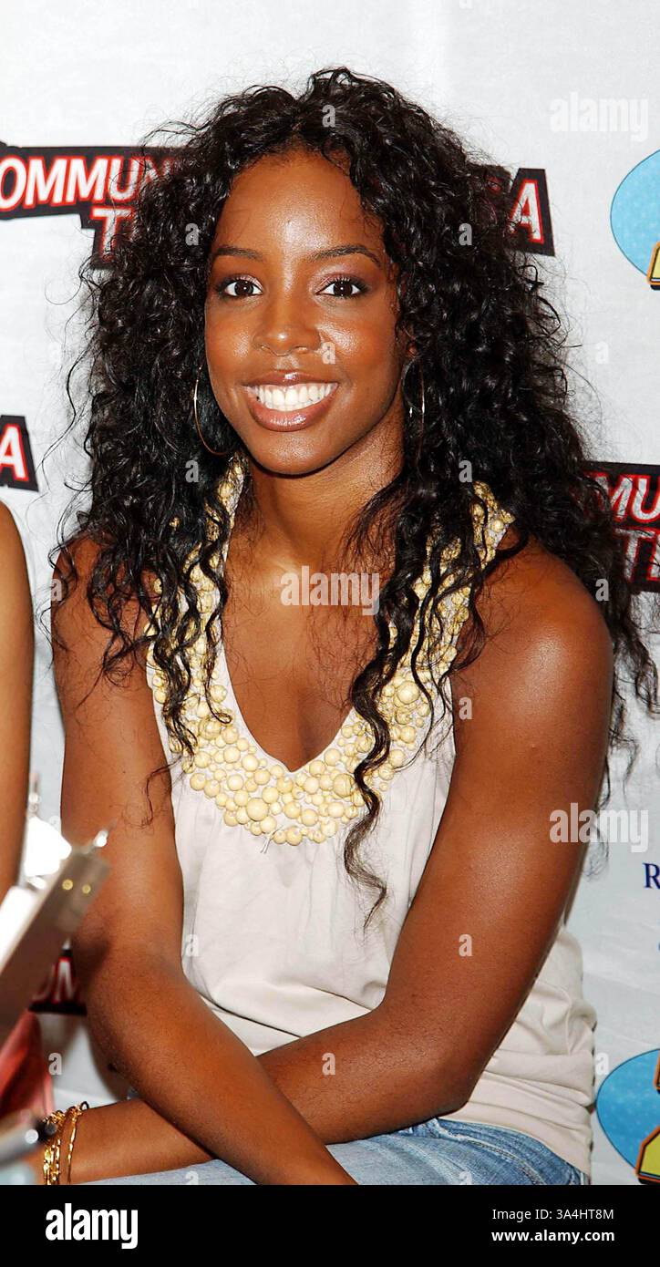 Dec. 20, 2001 - K44299AR.DESTINY'S CHILD VISITING CHILDREN AT THE ...