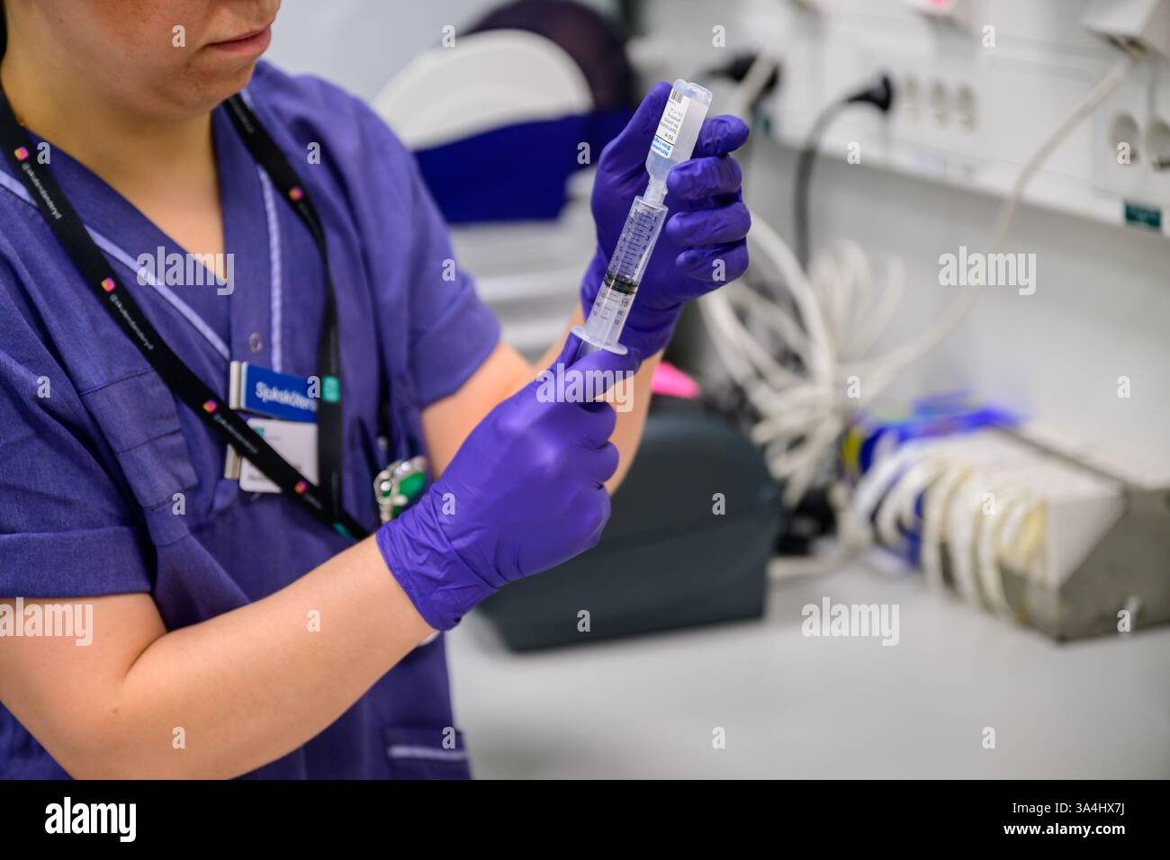 Nurse fills a syringe in the emergency room.Photo: Magnus Lejhall / TT ...