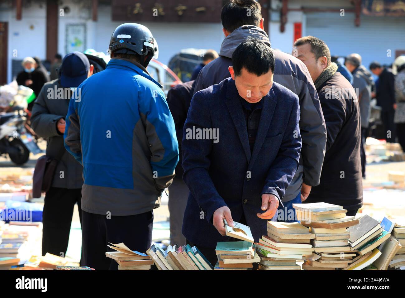 People select and read books at a second-hand book market in Huai'an ...