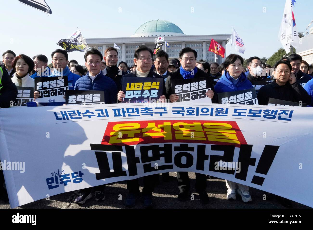 South Korea's main opposition Democratic Party leader Lee Jae-myung, center, and his party ...