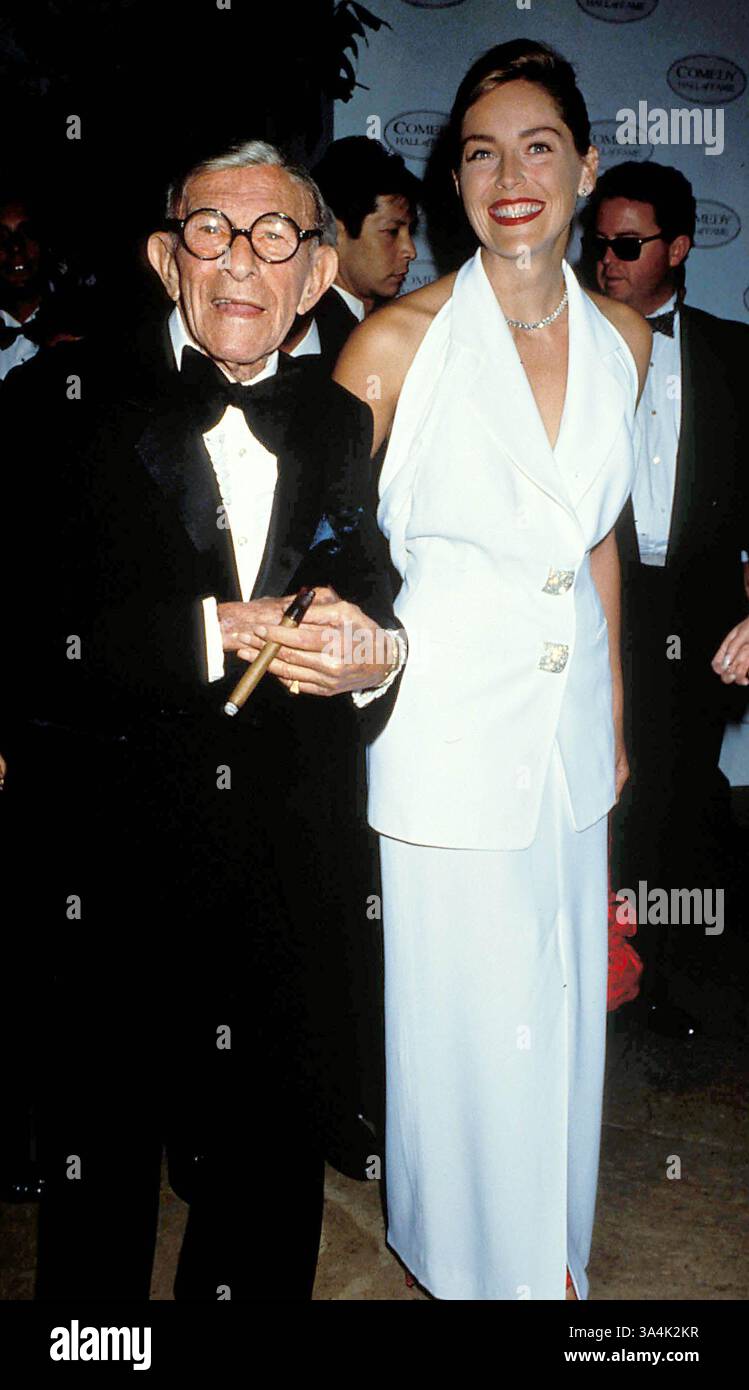 George burns sharon stone hi-res stock photography and images - Alamy