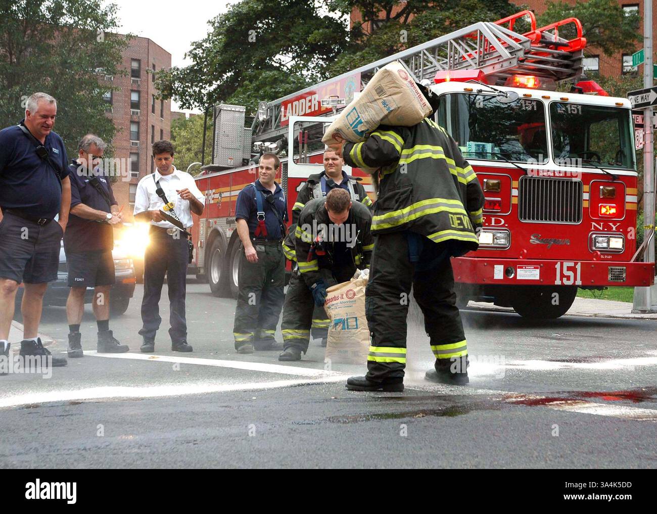 Sept. 7, 2005 - Queens, New York, USA - 8/19/05 FDNY Haz-Mat Unit tries ...
