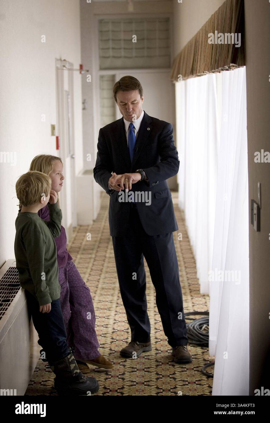 Dec. 29, 2007 - Democratic presidential candidate John Edwards talks to ...