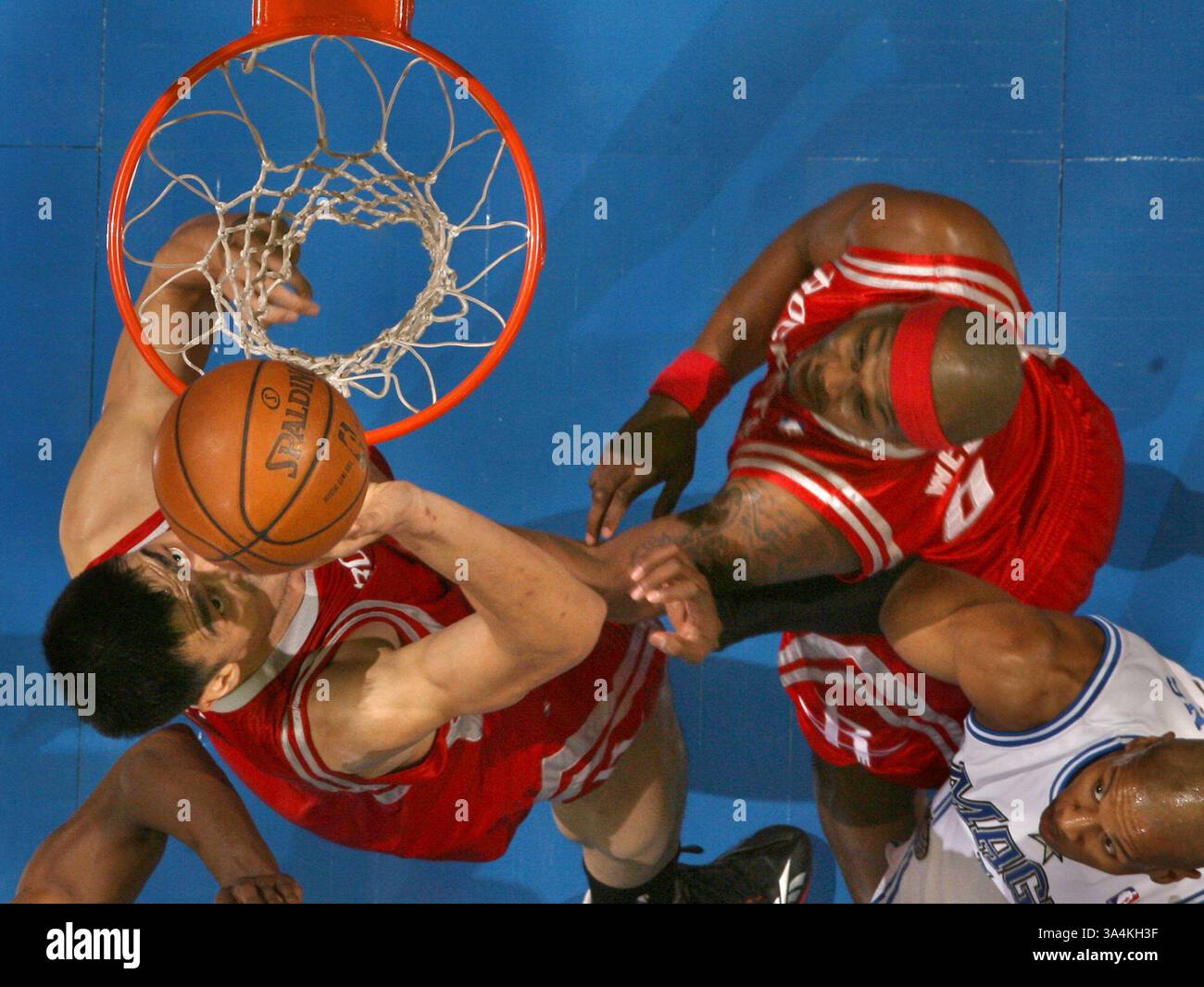 Houston rockets yao ming teammate hi-res stock photography and images ...