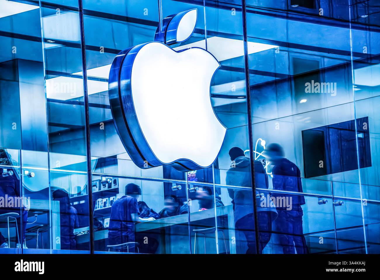 Apple Flagship Store in der Rosenstraße, Innenstadt, München, März 2025 ...