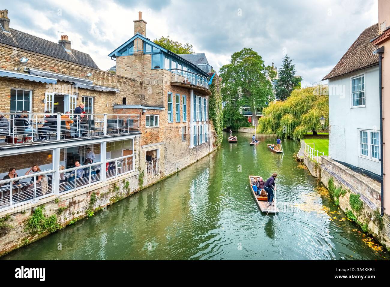 Punts on the River Cam, seen from Magdalen Bridge. Cambridge, England ...