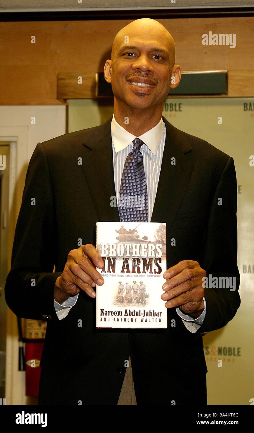 Jan. 1, 2011 - K37063TM.KAREEM ABDUL-JABBAR SIGNS COPIES OF HIS BOOK ...