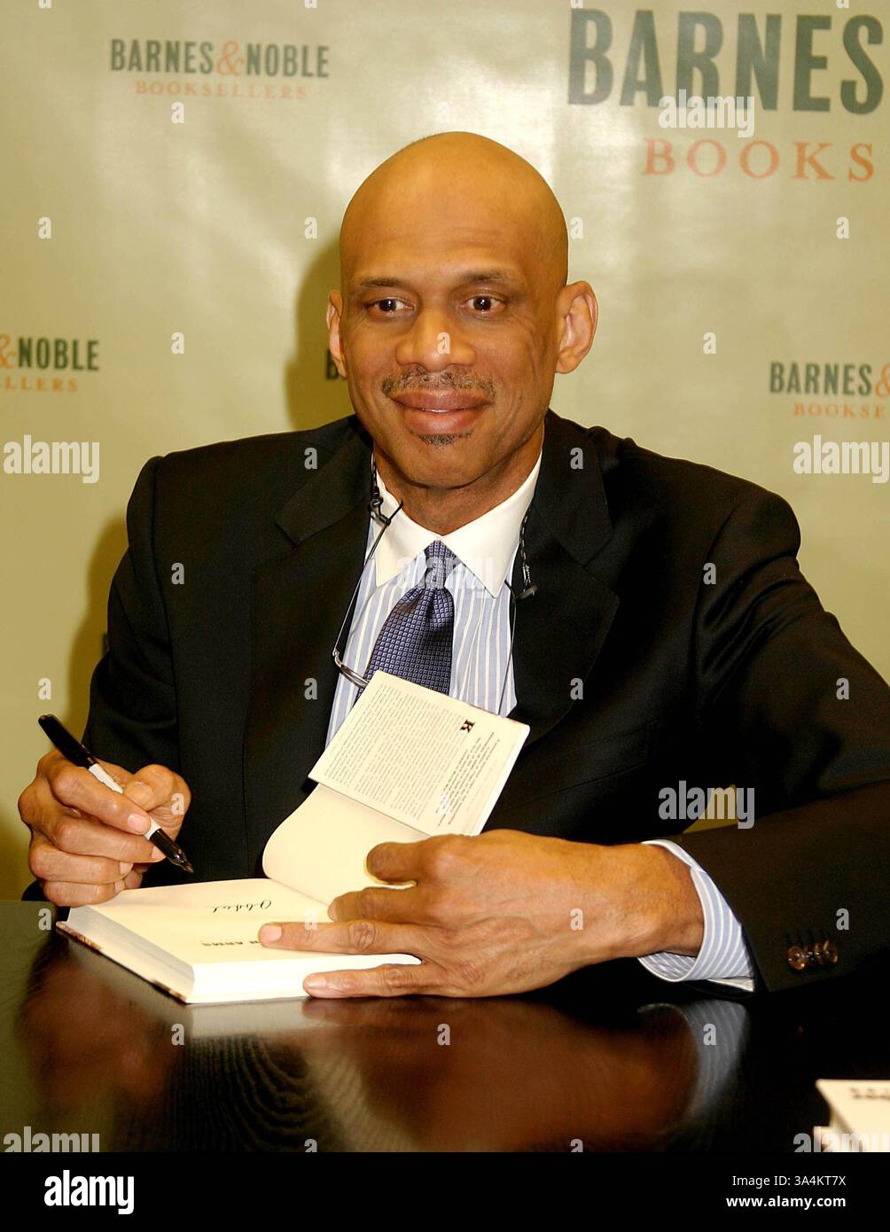Jan. 1, 2011 - K37063TM.KAREEM ABDUL-JABBAR SIGNS COPIES OF HIS BOOK ...