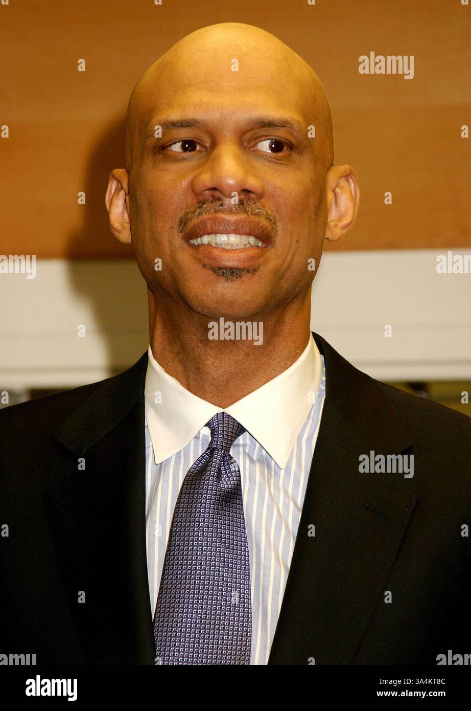 Jan. 1, 2011 - K37063TM.KAREEM ABDUL-JABBAR SIGNS COPIES OF HIS BOOK ...