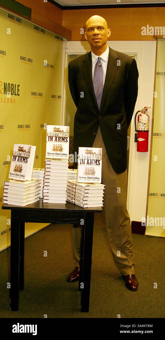 Jan. 1, 2011 - K37063TM.KAREEM ABDUL-JABBAR SIGNS COPIES OF HIS BOOK ...