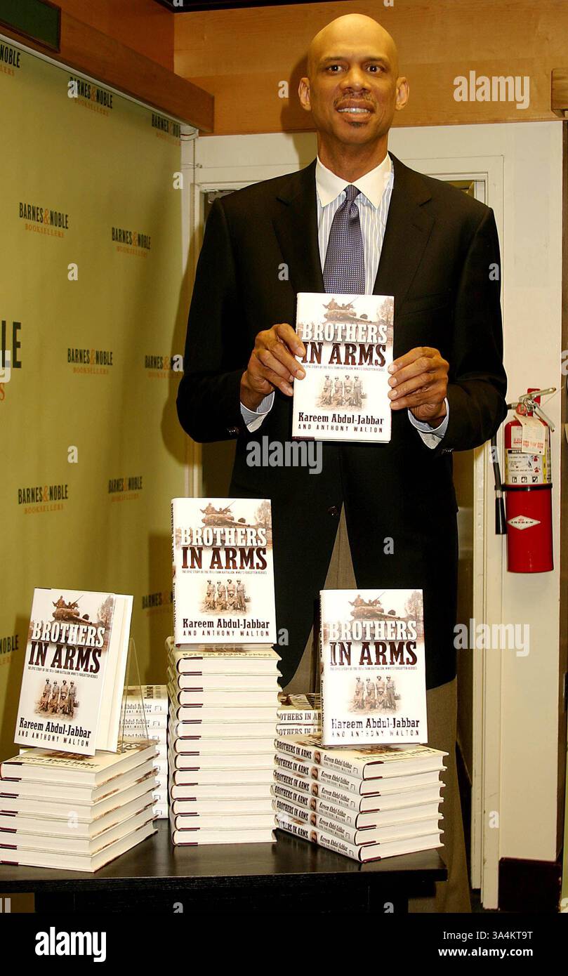 Jan. 1, 2011 - K37063TM.KAREEM ABDUL-JABBAR SIGNS COPIES OF HIS BOOK ...