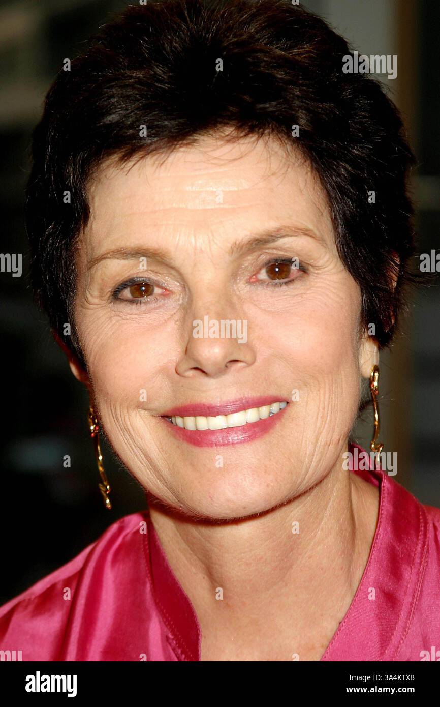 Jan. 1, 2011 - K37419TM.MAUREEN ORTH SIGNS COPIES OF HER NEW BOOK ''THE ...