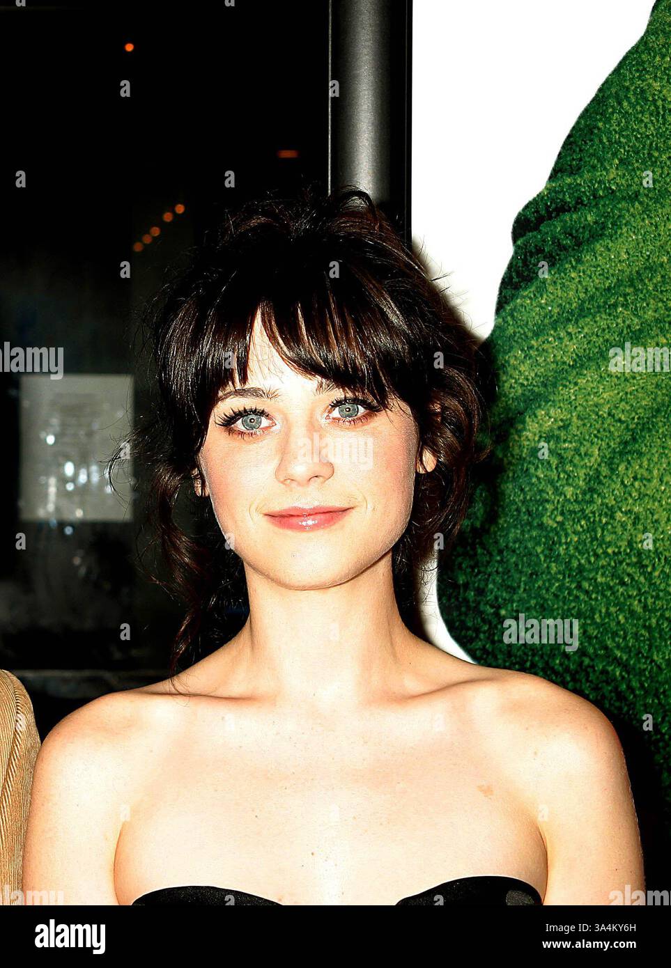 Jan. 1, 2011 - 02 November 2003 - New York - Zooey Deschanel attends ...