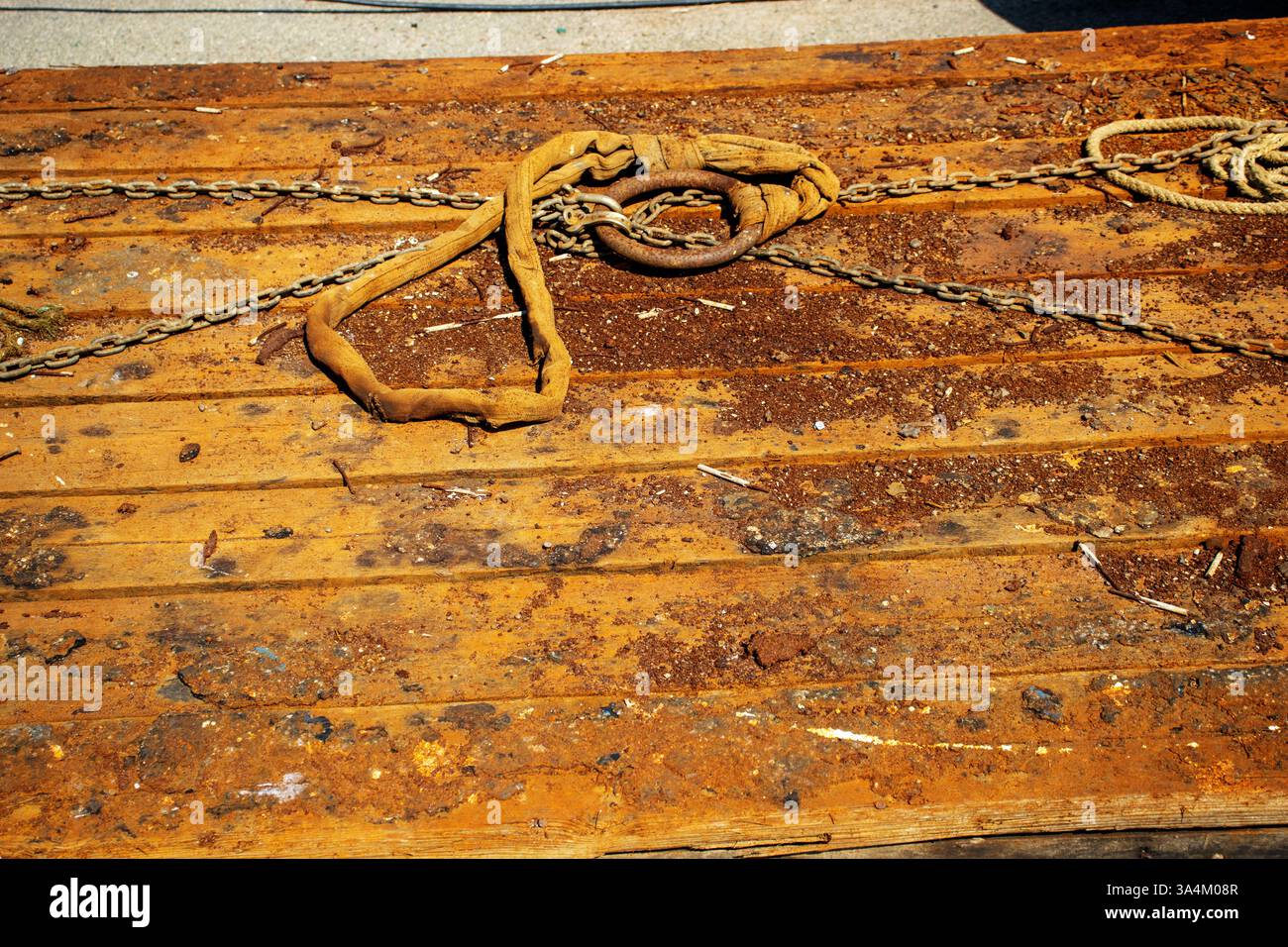 yellow pallet with ropes and chains for lifting Stock Photo - Alamy