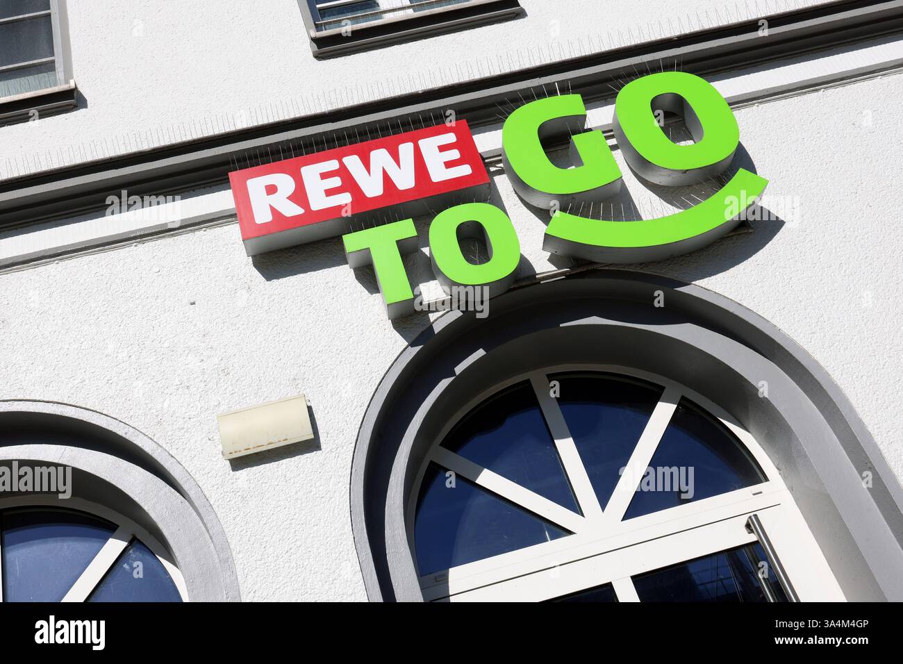 Rewe to Go Logo am Gebeaude Gebäude des Hauptbahnhofs in Siegen ...