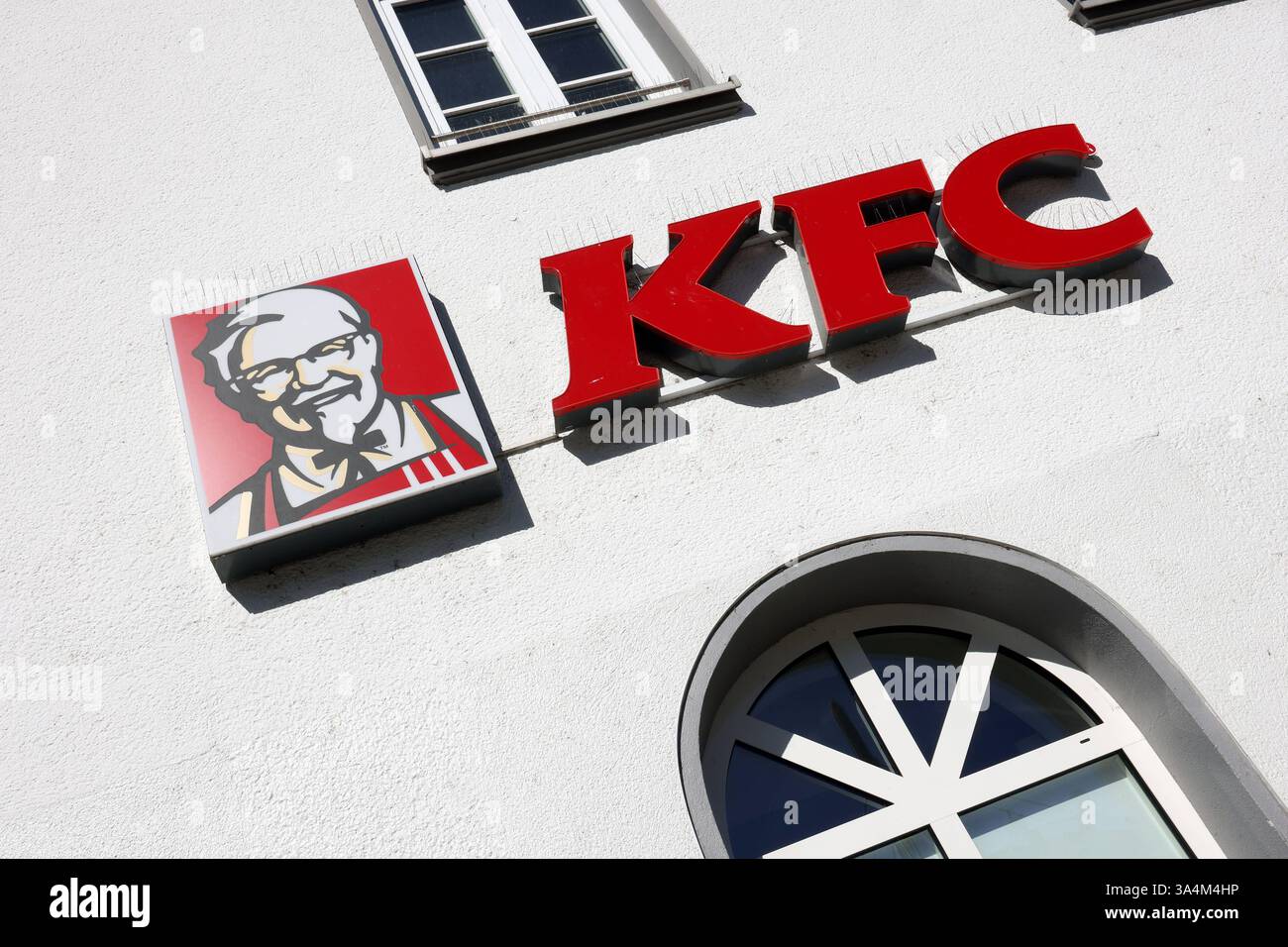 Logo der Fastfood Kette KFC am Gebeaude Gebäude des Hauptbahnhofs in ...