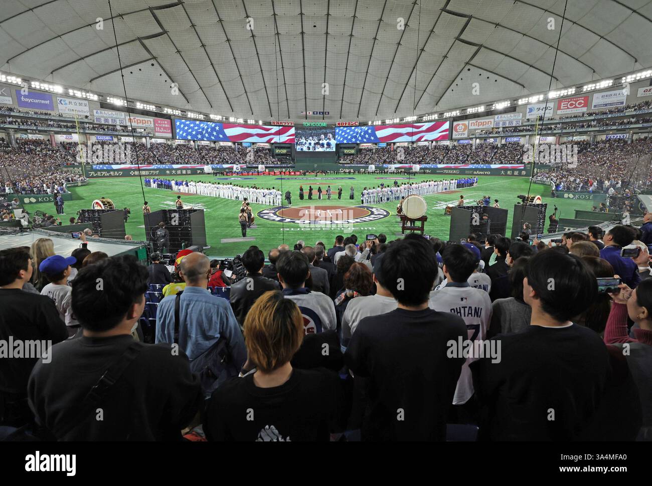 Members of Los Angeles Dodgers and Chicago Cubs sing the U.S. and ...