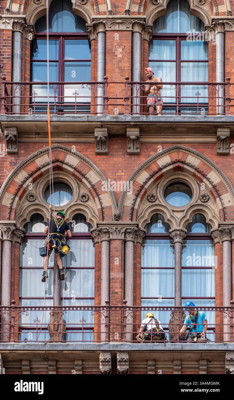 Rope access window cleaning hi-res stock photography and images - Alamy