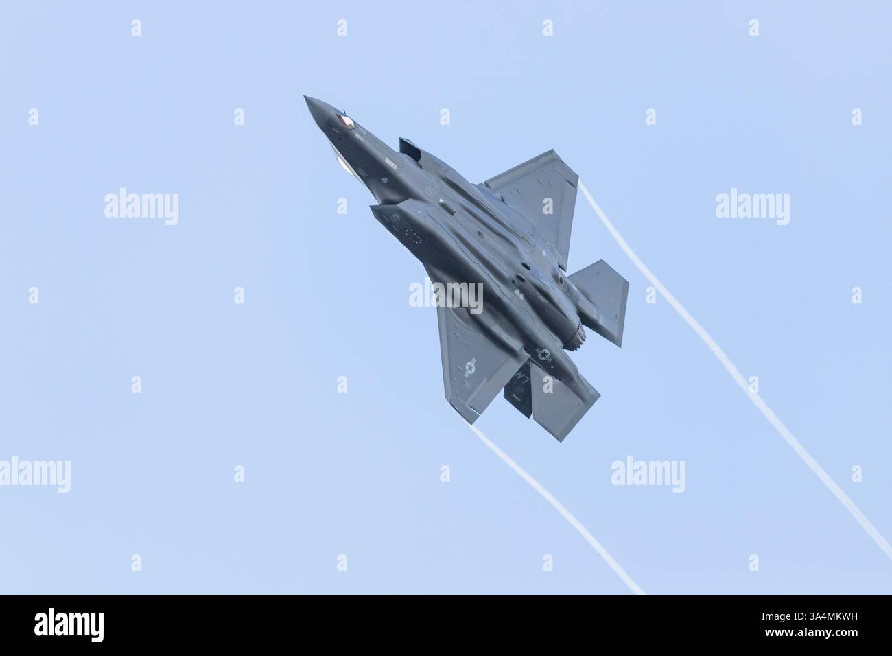 F-35A Lightning II taking off Stock Photo - Alamy