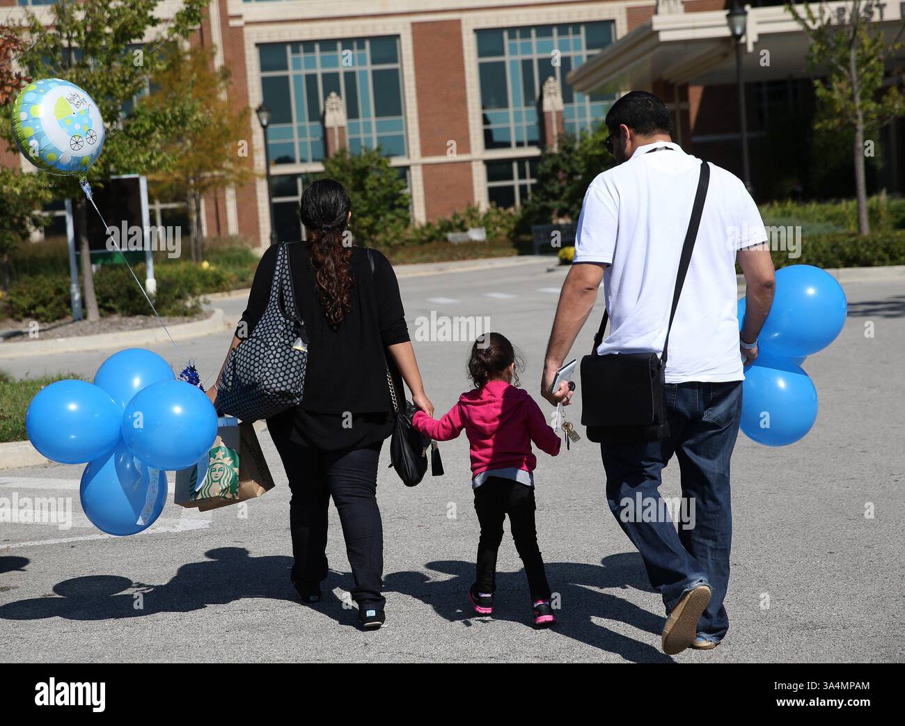 Siblings visit maternity hospital hi-res stock photography and images ...
