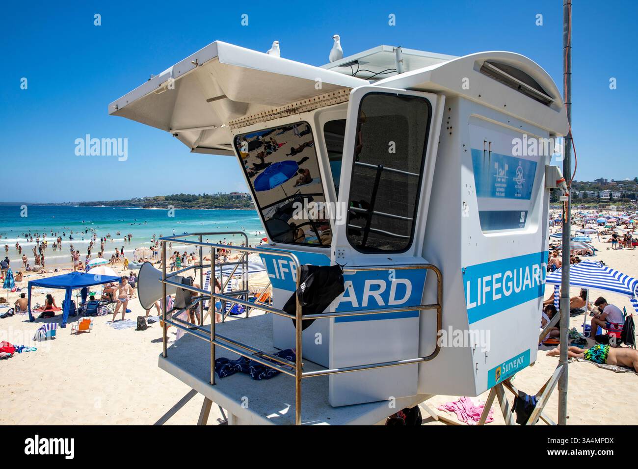 Bondi lifeguard tower bondi lifeguard tower hi-res stock photography ...