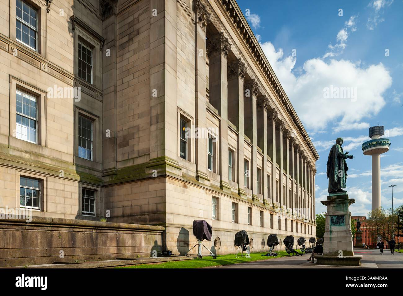 William Rathbone statue in front of St George's Hall Stock Photo - Alamy